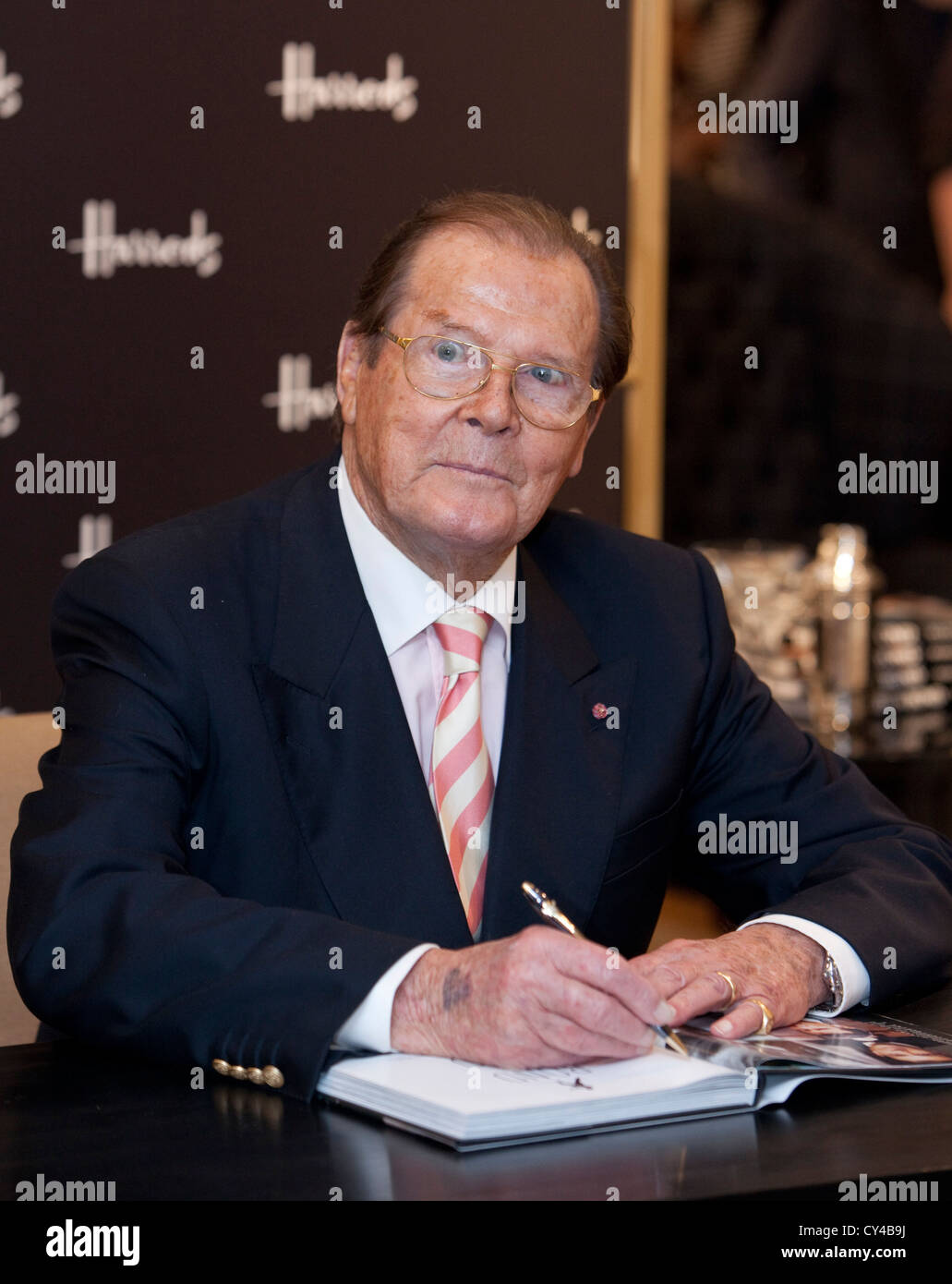 Roger moore james bond Banque de photographies et d’images à haute ...