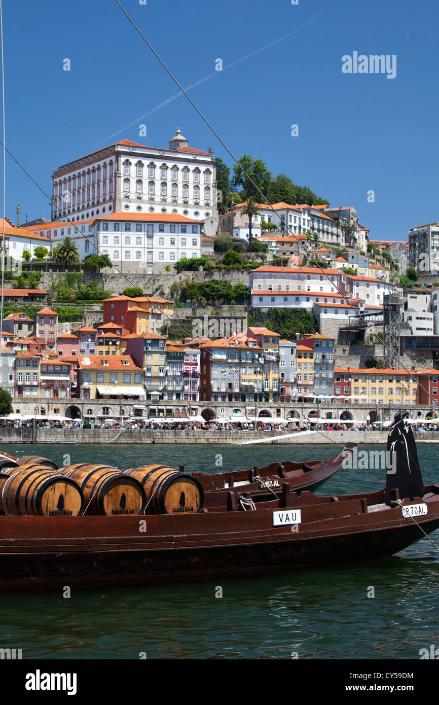 La rivière Douro, le vin de péniches et le quartier historique de Porto ...