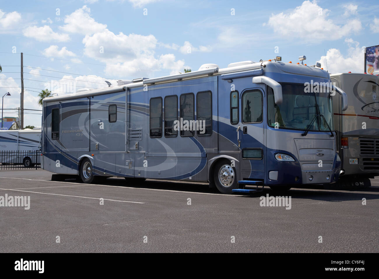 Grand camping-car rvs à vendre sur un terrain en Floride usa Photo ...