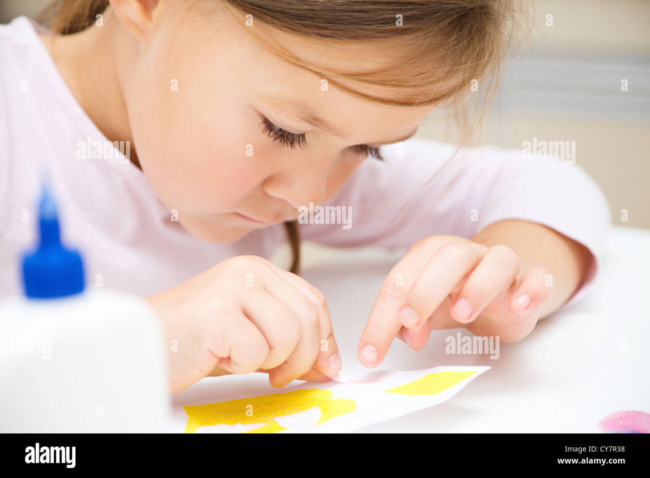 Enfant utilisant de la colle Banque de photographies et d’images à ...