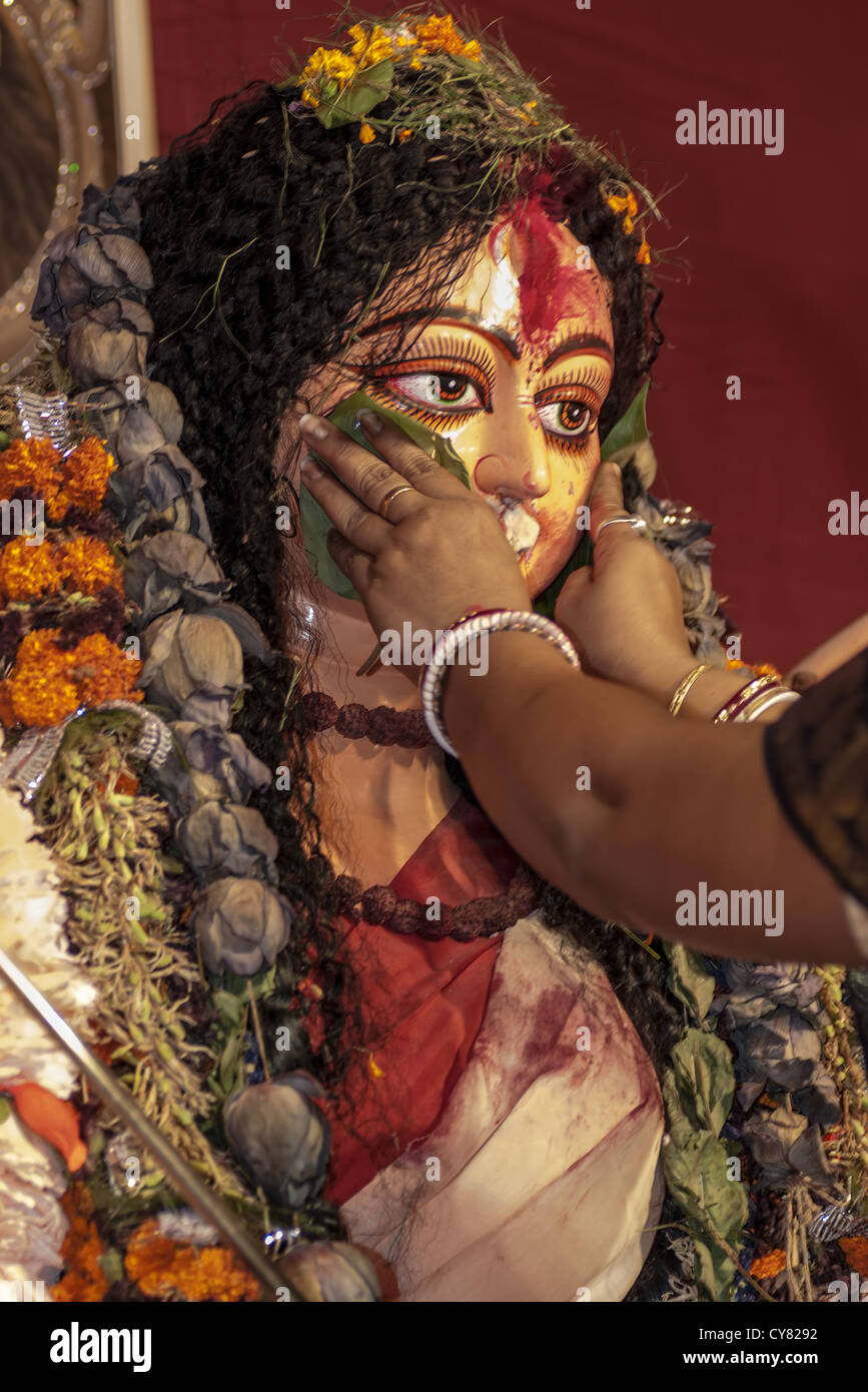 Femme Bengali dévot hindou Déesse Durga offrant sur le traditionnel festival de Dussehra, Bijoya ...