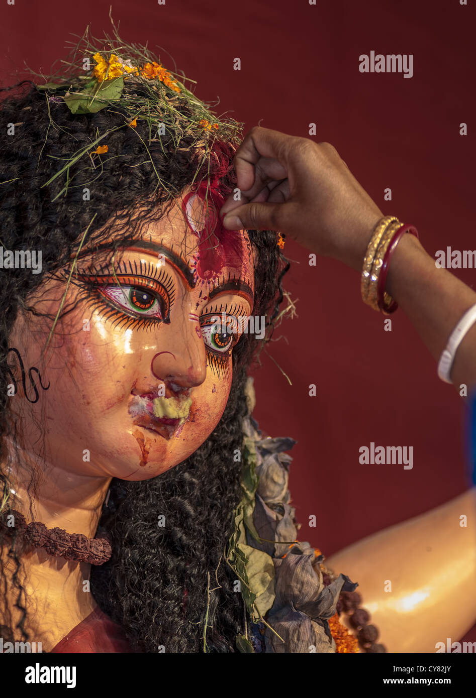 Femme Bengali dévot hindou Déesse Durga offrant sur le traditionnel festival de Dussehra, Bijoya ...