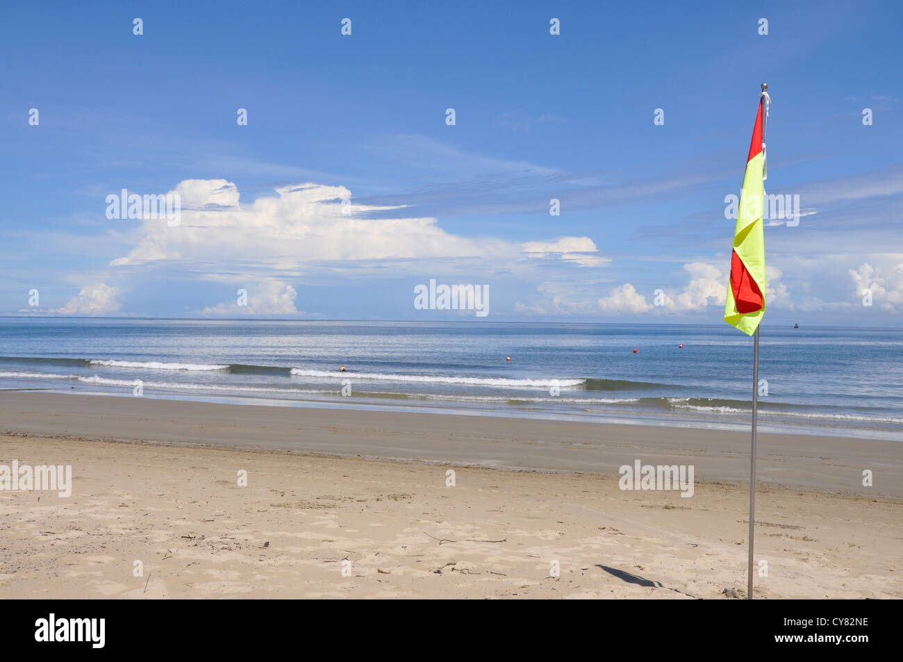 Drapeau rouge et jaune sur la plage Banque de photographies et d’images ...