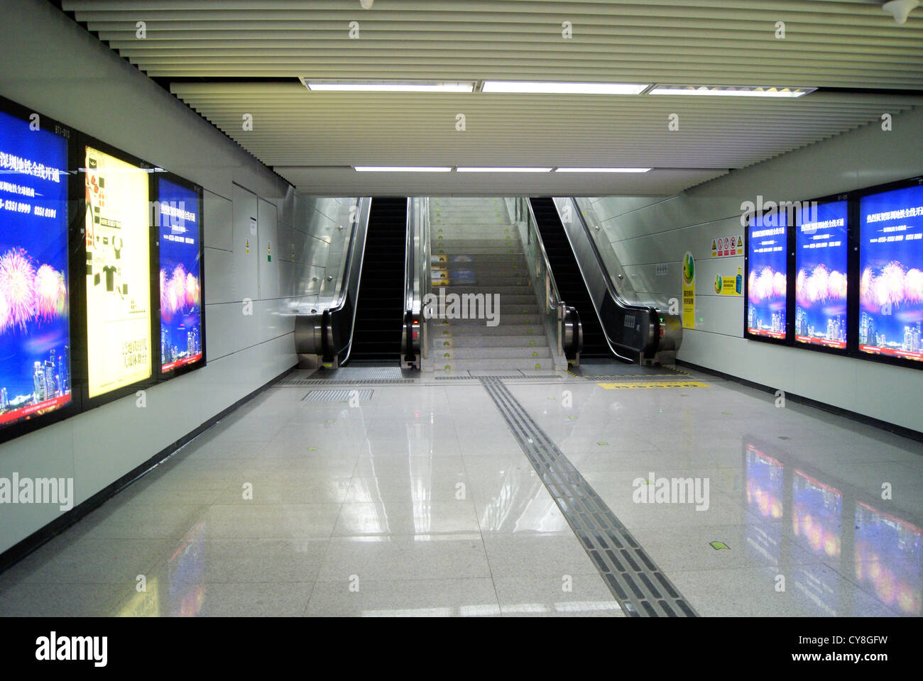 La station de métro et de la station de métro Canal, à Shenzhen, Chine ...