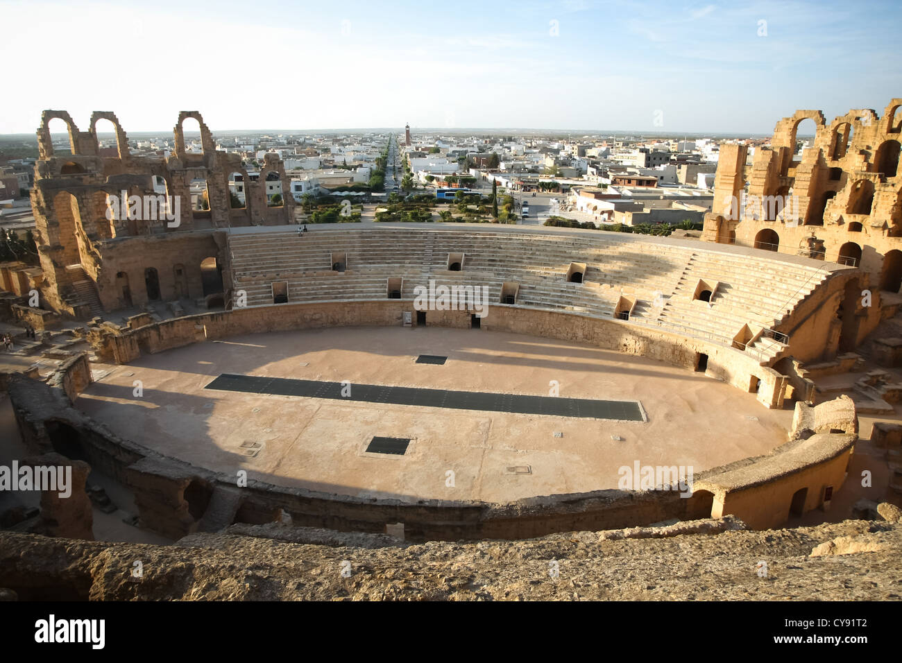 Podium central du plus grand amphithéâtre romain en Afrique avec l ...