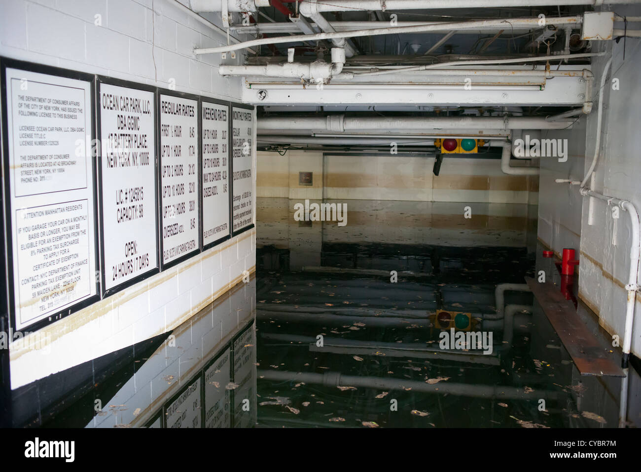Garage de stationnement inondé Banque de photographies et d’images à ...