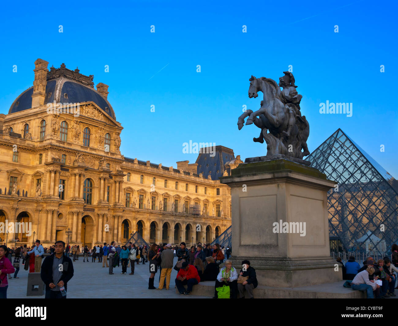 Pavillon Louvre de Richelieu, Cour Napoléon et Bernini statue équestre ...