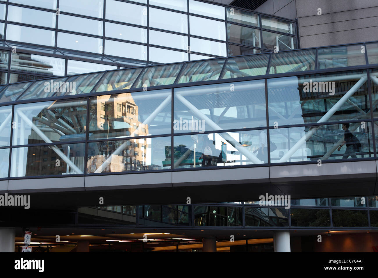 Une passerelle piétonnière du pont de verre dans le centre commercial ...