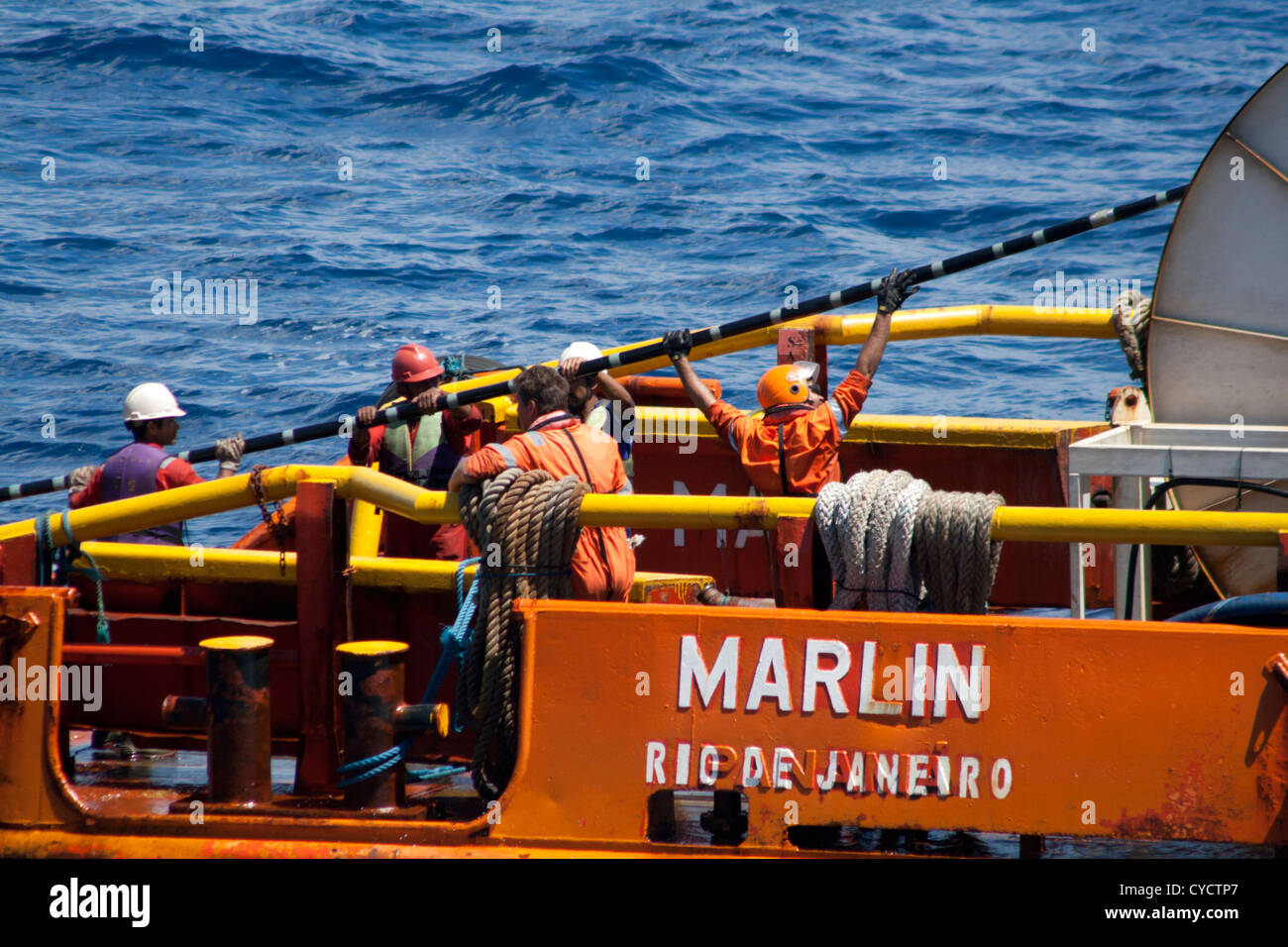 Un câble sismique spooling travailleurs sur le pont du bateau Marlin ...
