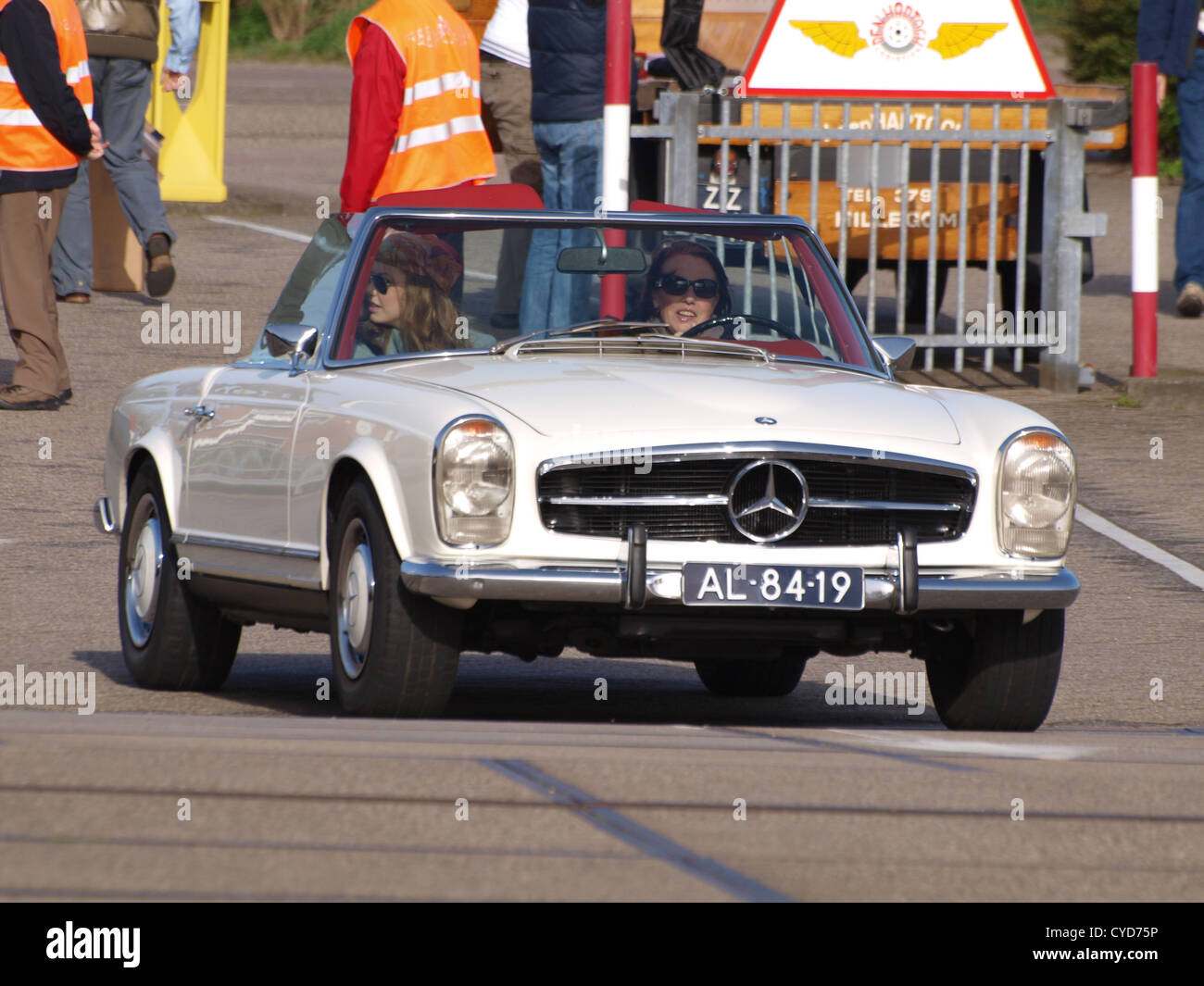 Mercedes blanche Banque de photographies et d’images à haute résolution ...