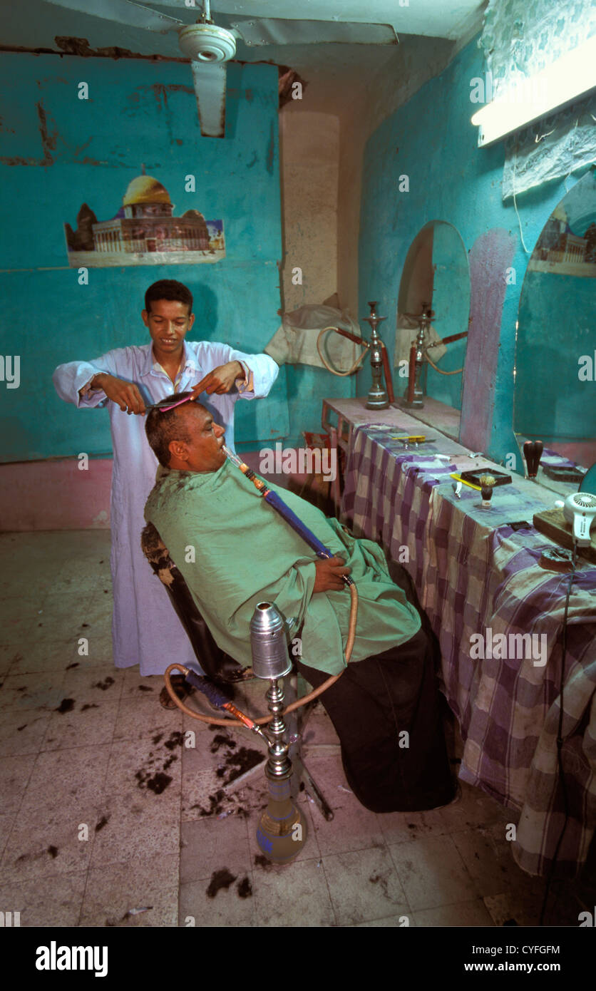 Egyptian barber shop luxor egypt Banque de photographies et d’images à ...