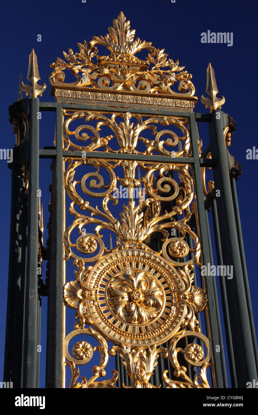 Détails d'une porte d'or à Paris Photo Stock - Alamy