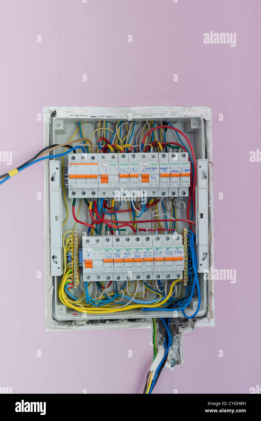Boîte à fusibles électriques en désordre dans un mur Photo Stock - Alamy
