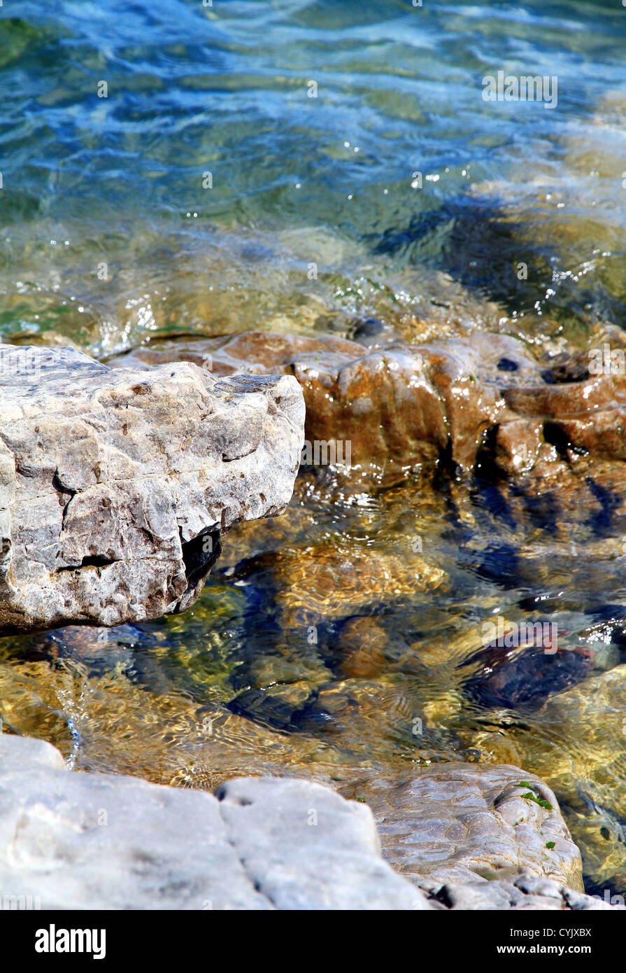 Eau de lac transparente Banque de photographies et d’images à haute ...