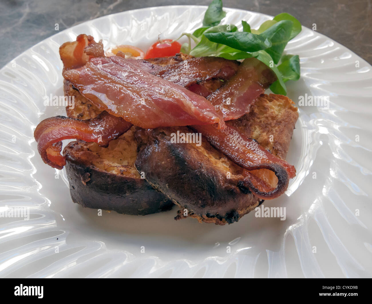 Collation du matin dans un café, brioche pain perdu trempé dans du lait ...