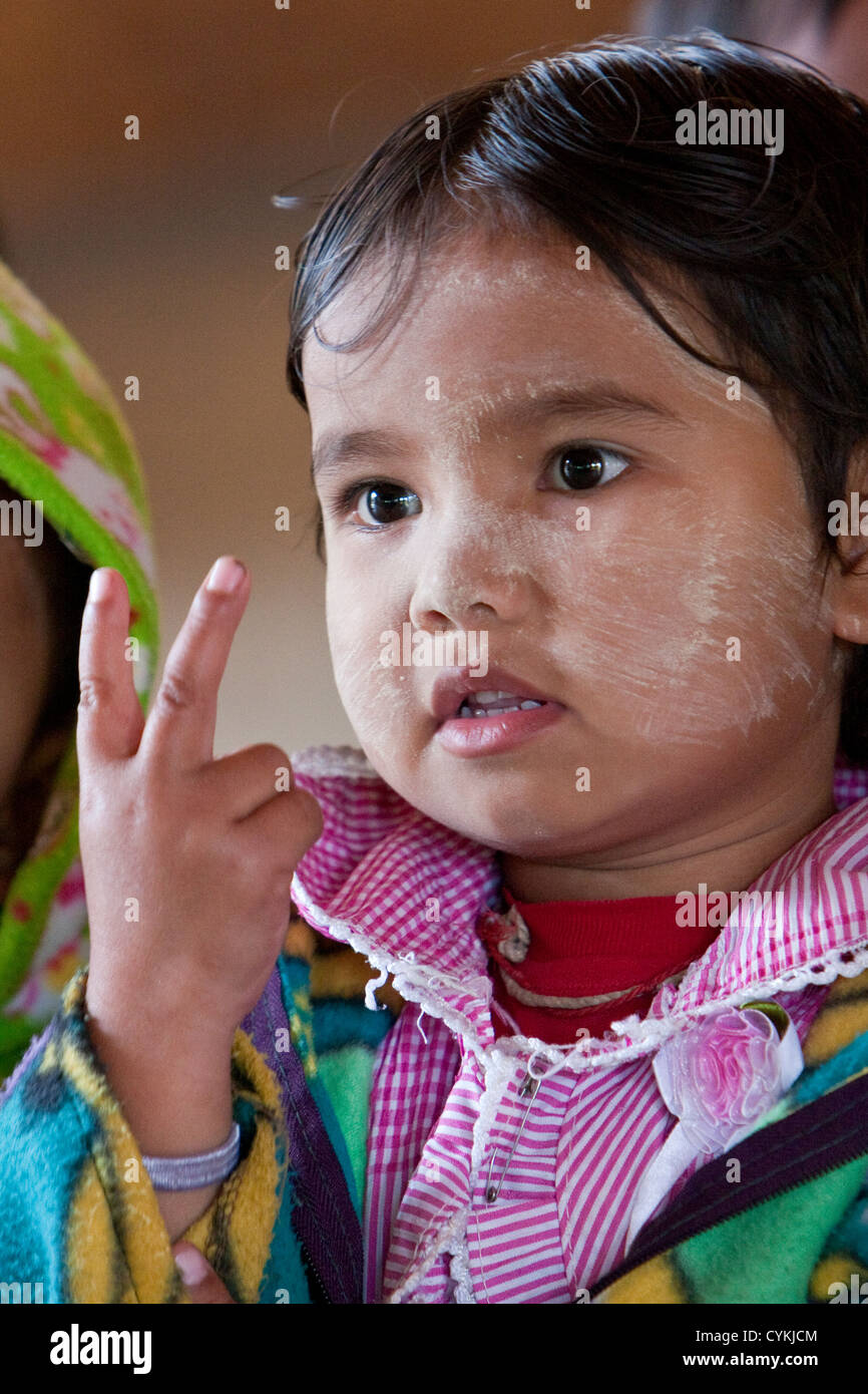 Enfant au bord du lac Banque de photographies et d’images à haute ...