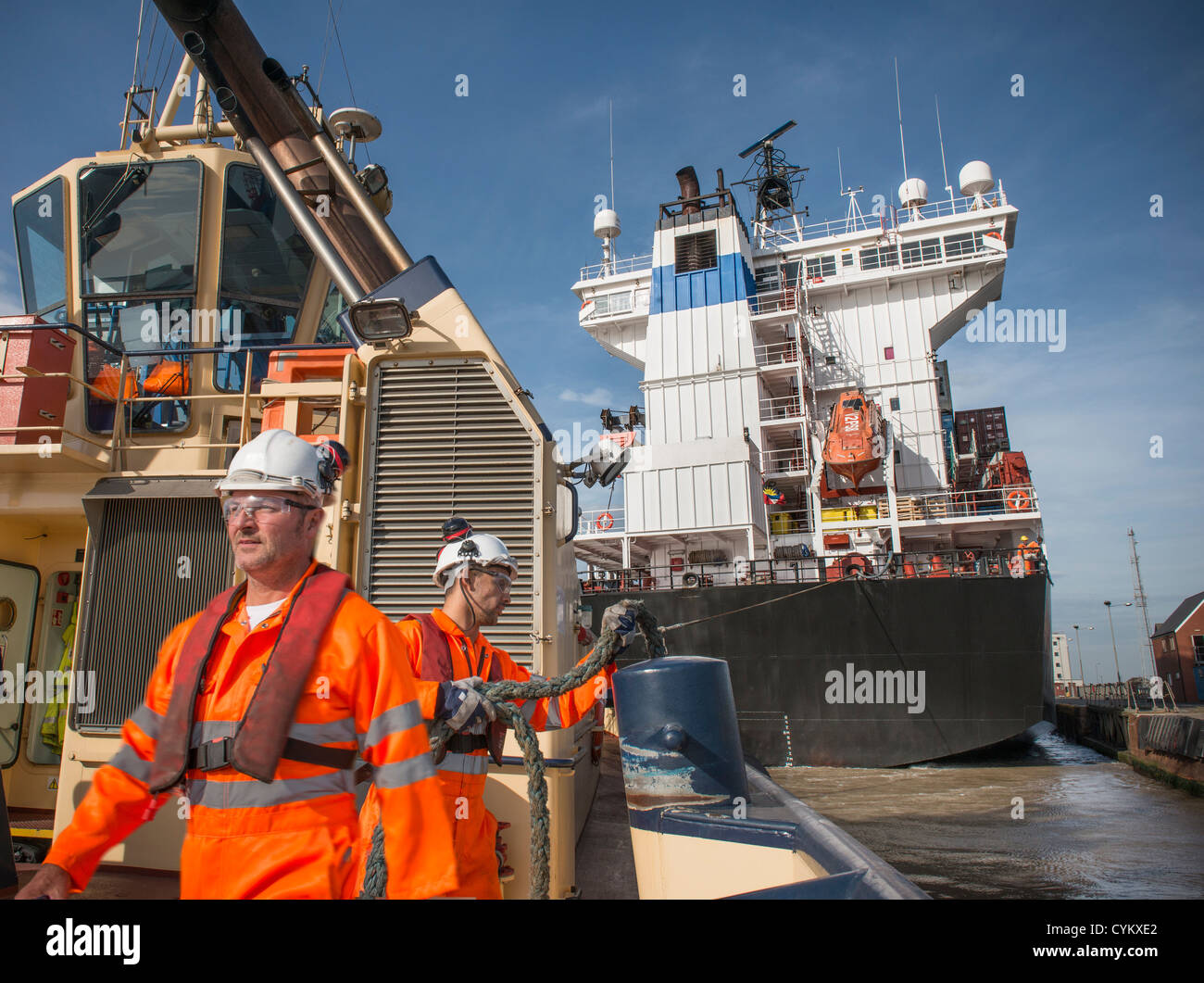 Tirant Le Bateau Banque d'image et photos - Alamy