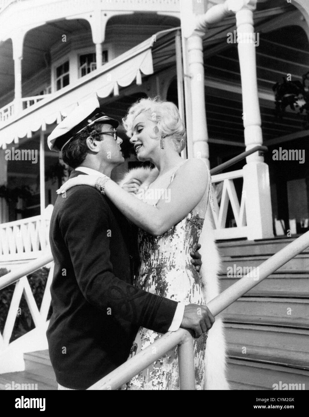 Marilyn monroe and tony curtis Banque d'images noir et blanc - Alamy