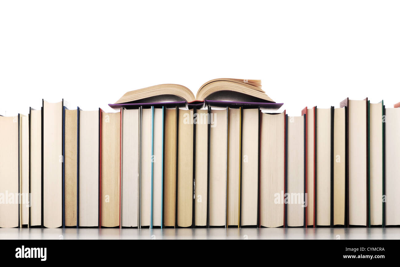 Pile de livres fond blanc Banque de photographies et d’images à haute résolution - Alamy