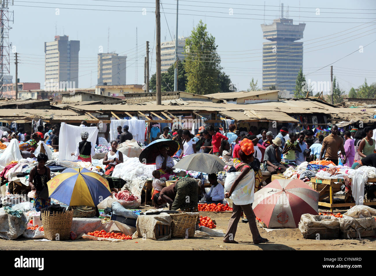 Marché de l'Old-Soweto à Lusaka, Zambie. Gratte-ciel de la ville en ...