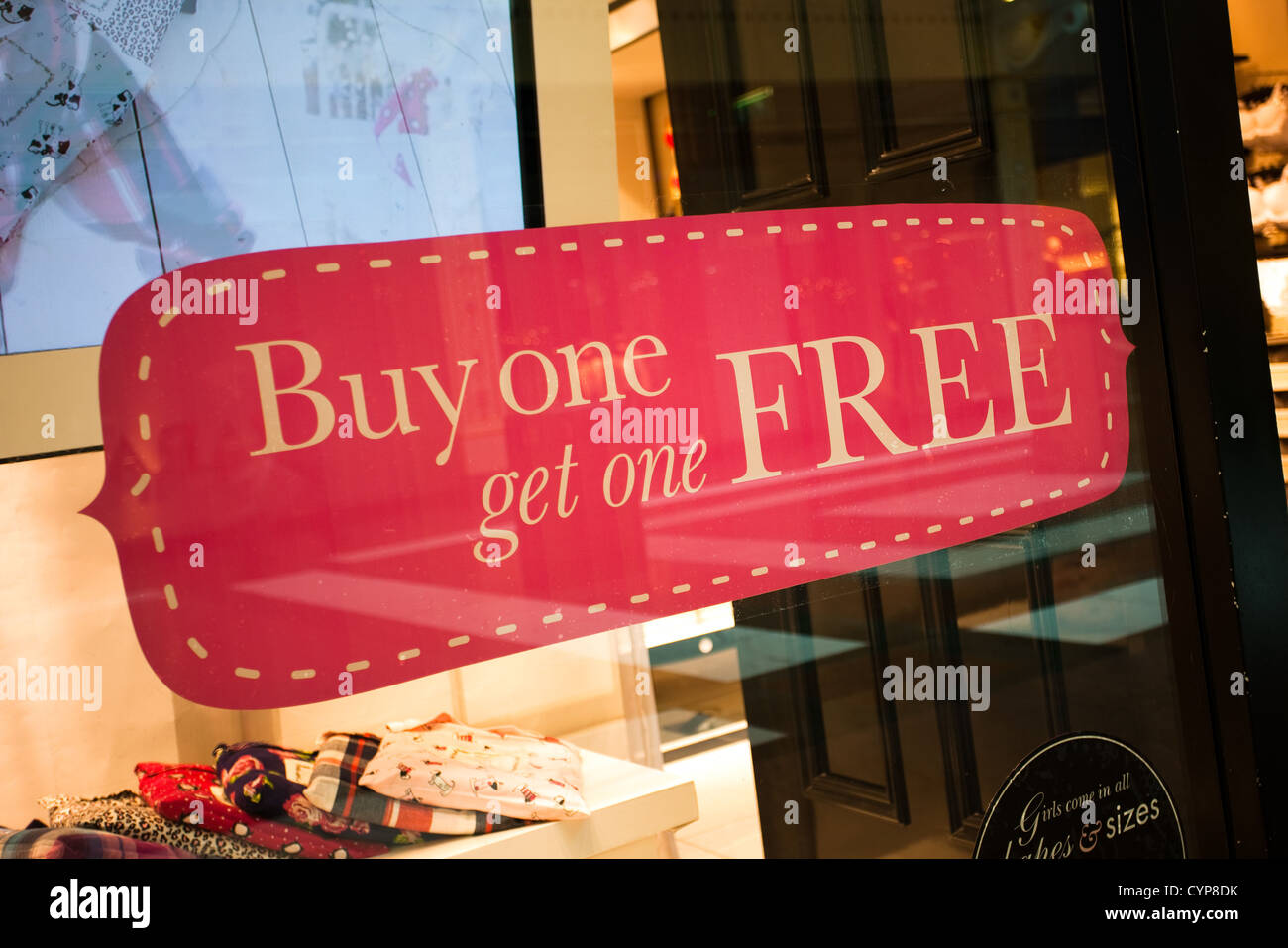 Bogof l'achat un obtiennent un gratuitement des affiches à Boux Avenue ...