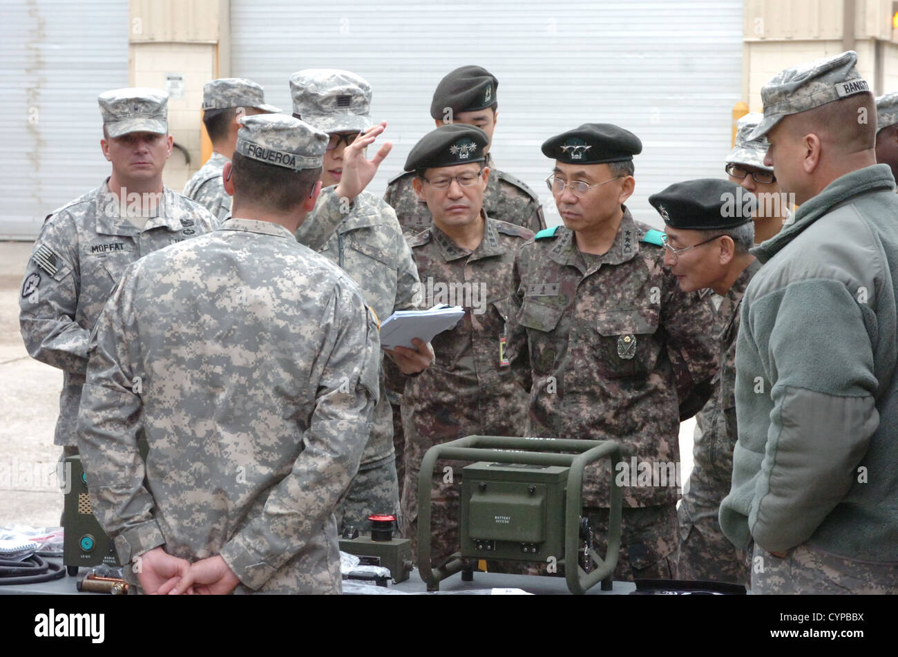 Lt. Gen. Mo Jong-hwa et Brig. Gen. Bae Jong-gil visite la 210e brigade ...