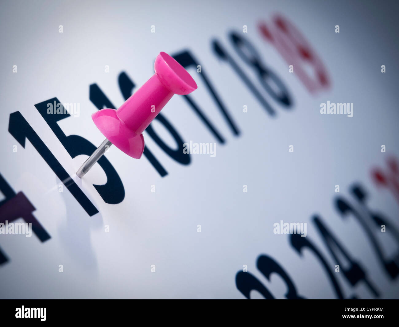 Une punaise rose sur le 15e jour d'un calendrier Photo Stock - Alamy