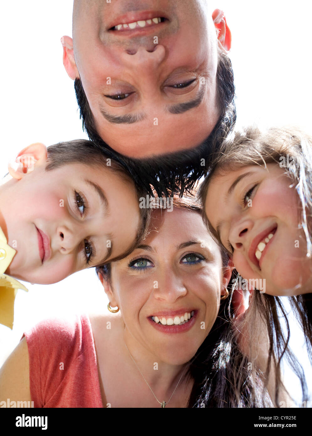 Famille de quatre personnes debout dans un cercle Banque de ...