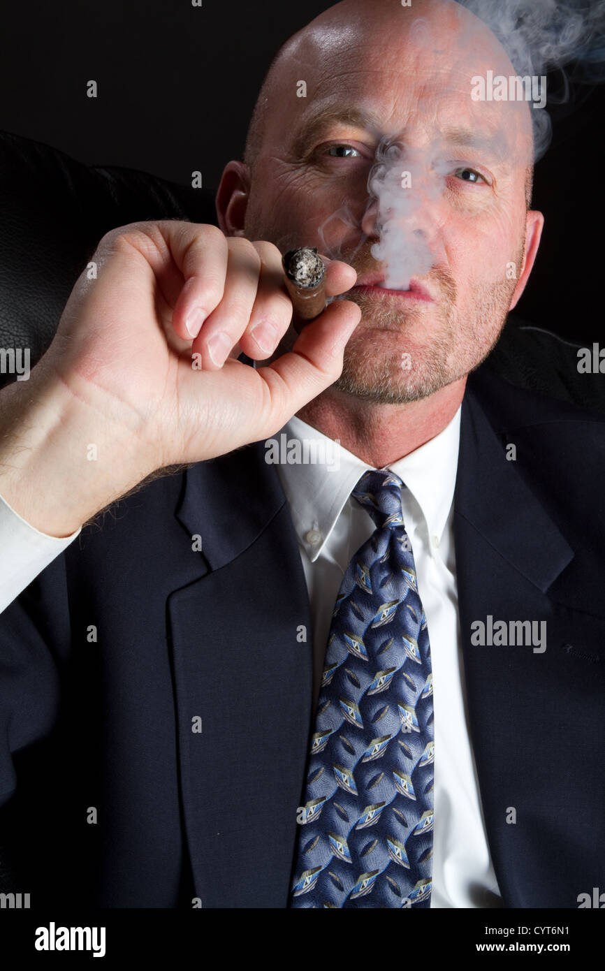 Homme avec cigare Banque de photographies et d’images à haute ...