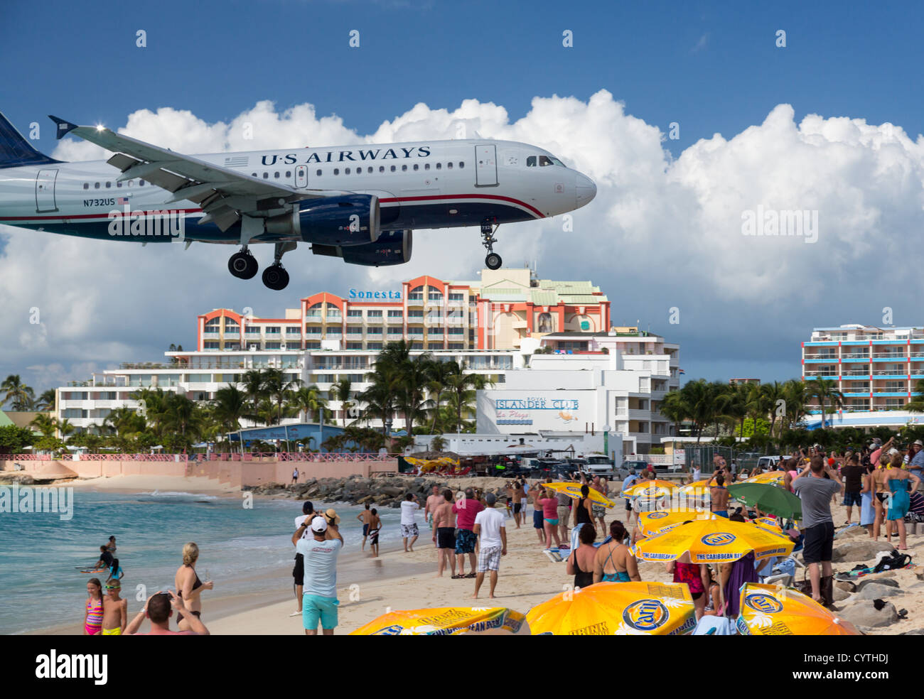 Avion volant bas au dessus de la plage Banque de photographies et d ...
