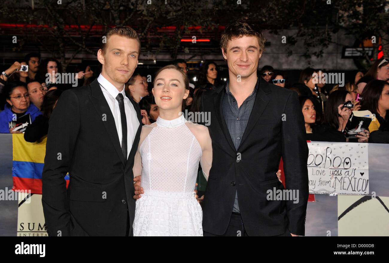 Jake Abel, Saoirse Ronan, Max Fer à repasser devant le hall des ...