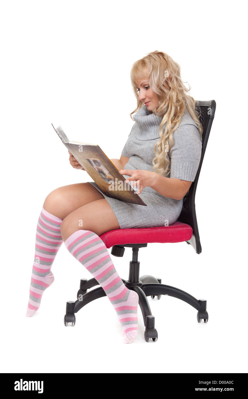 Femme Assise De Face Sur Une Chaise Banque Dimages Détourées Alamy