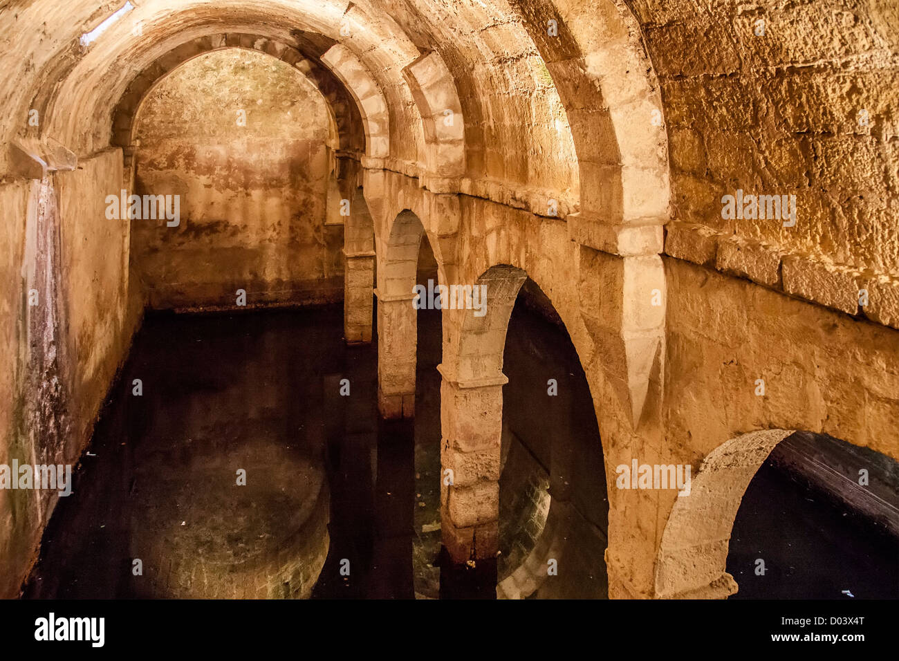 Intérieur de la citerne. Le monastère de São Vicente de Fora. Lisbonne ...