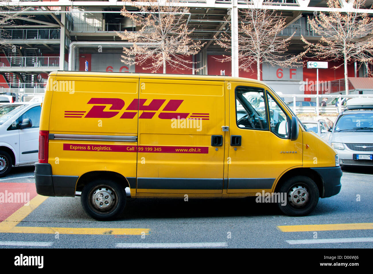 Dhl van dhl express van Banque de photographies et d’images à haute ...