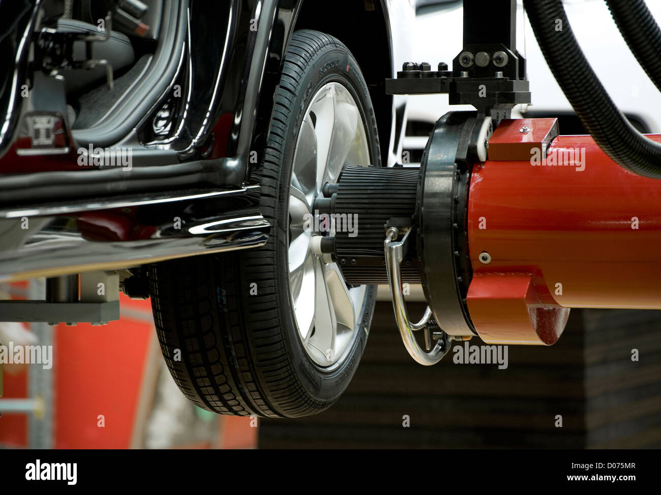 Roue de voiture fixation moteur en usine de montage Photo Stock - Alamy