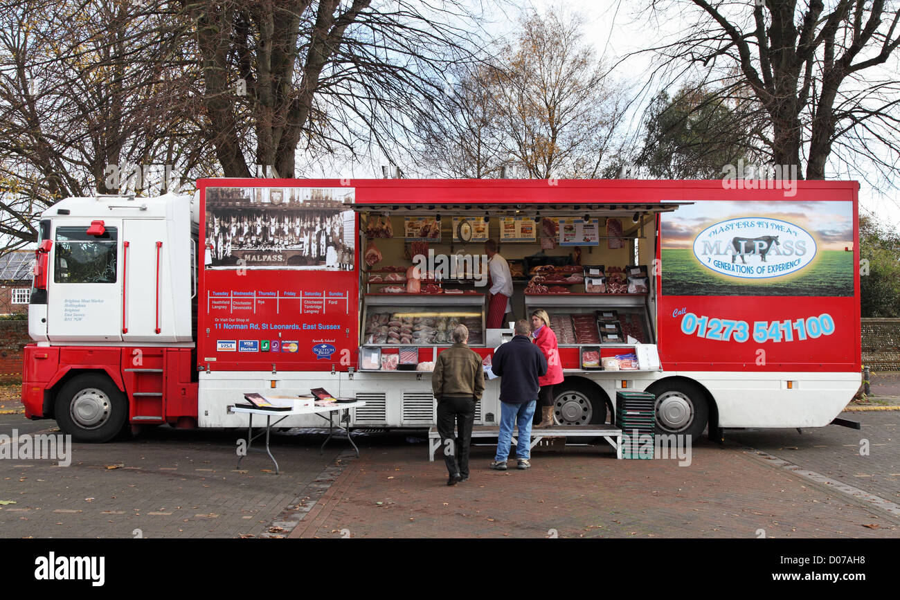 Grand Malpass Butcher's chariot à Chichester England UK marché plein ...