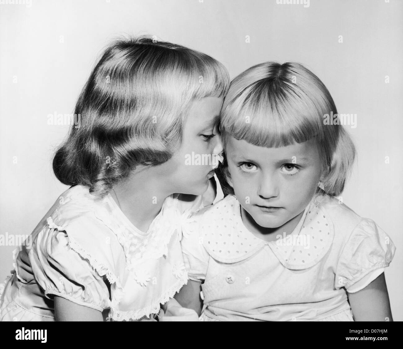 Murmurer oreille Banque d'images noir et blanc - Alamy