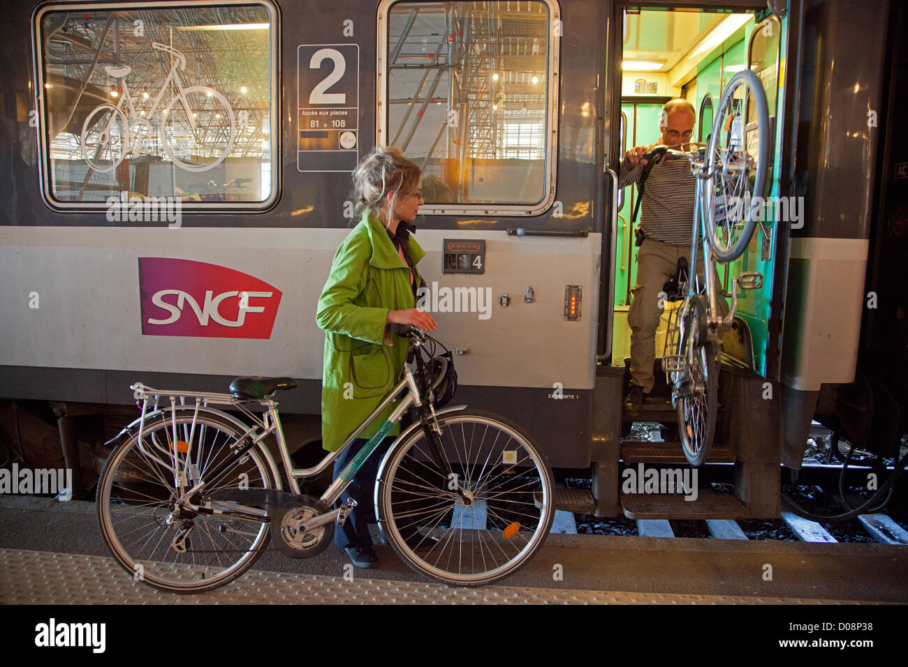Descendre du train Banque de photographies et d’images à haute ...