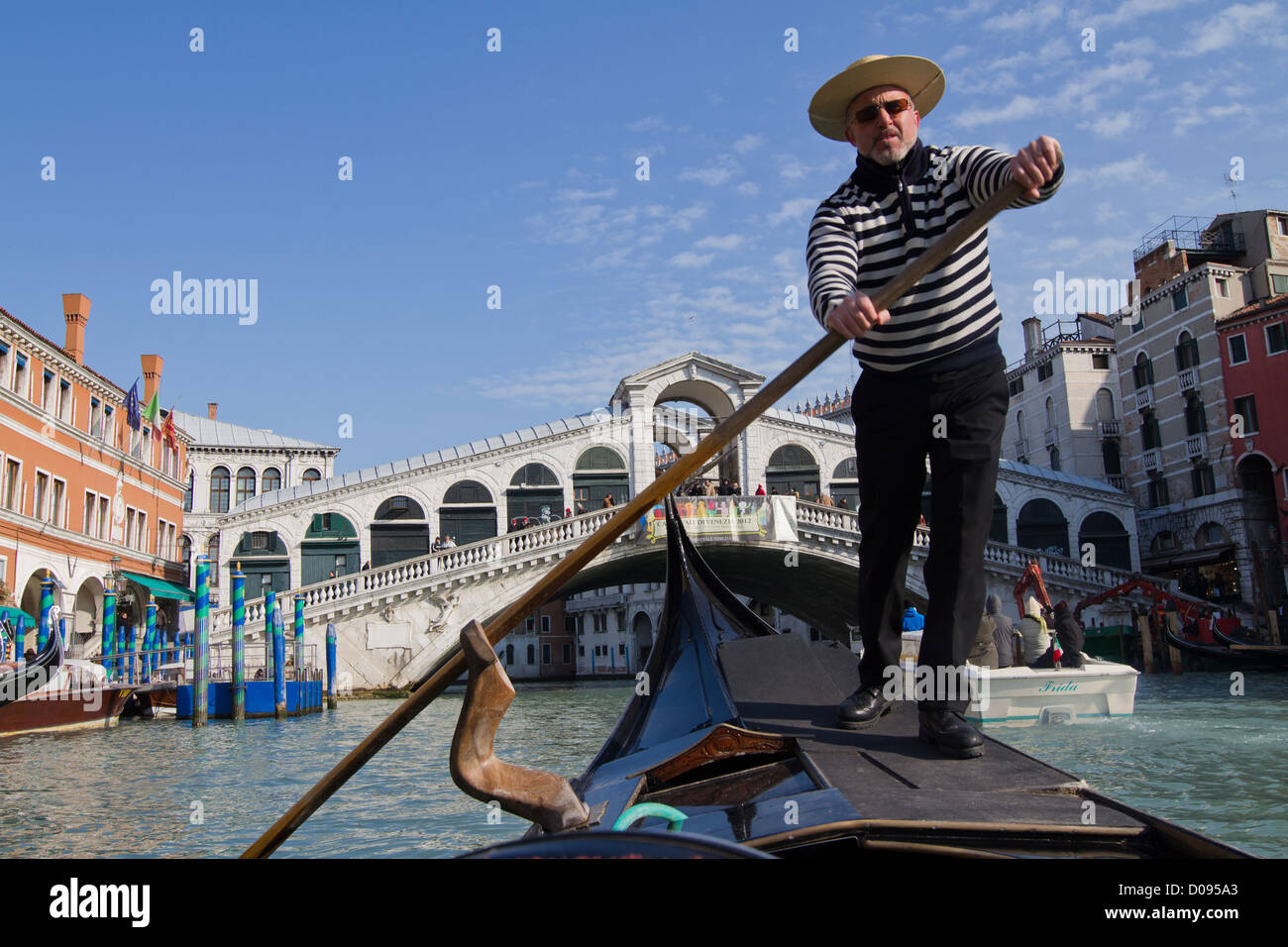 GONDOLIER SUR UN CANAL, LA SÉRÉNISSIME VENISE VÉNÉTIE ITALIE EUROPE ...
