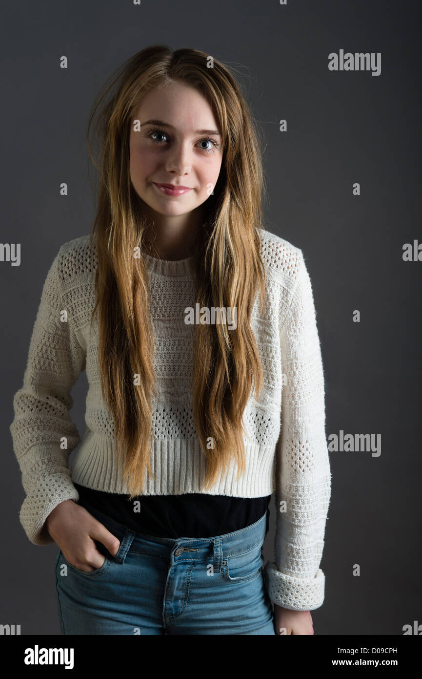 Un mince slim 14 - 15 ans, adolescente, seule, uk les cheveux longs ...