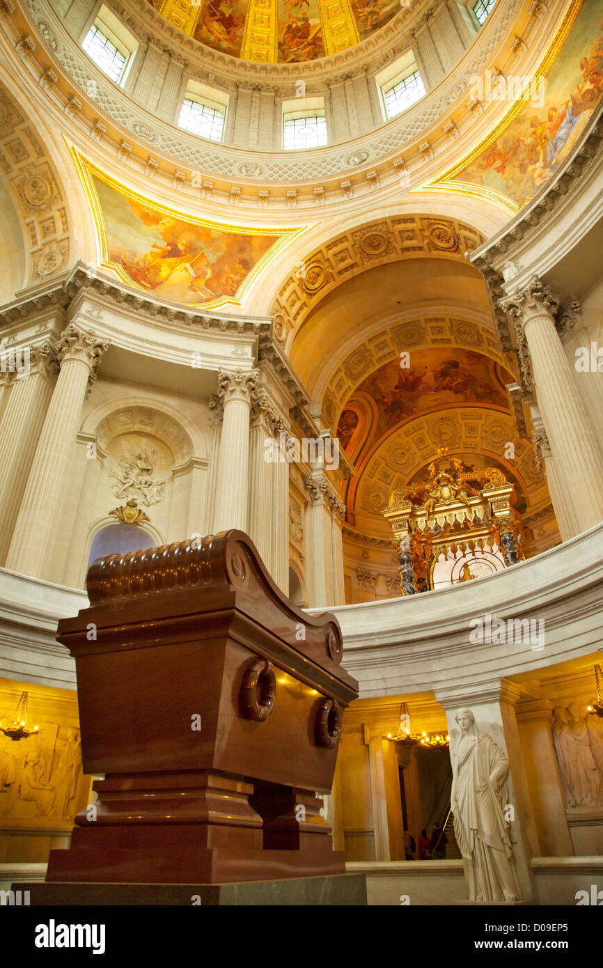 Tombeau de Napoléon Bonaparte sous le dôme de Saint Louis des Invalides Chapelle, Paris France ...