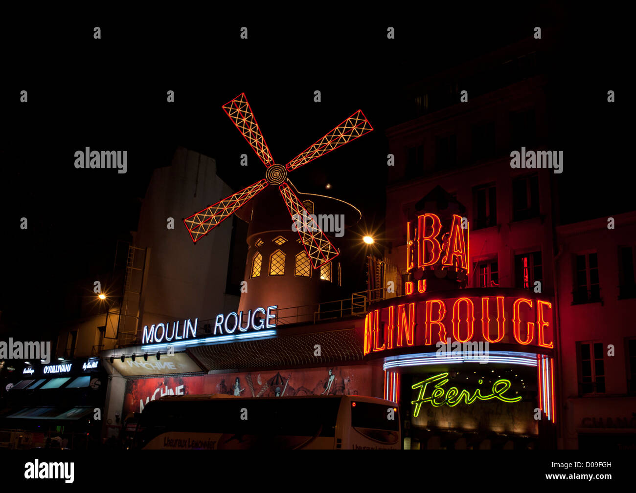 France world famous moulin rouge cabaret Banque de photographies et d ...