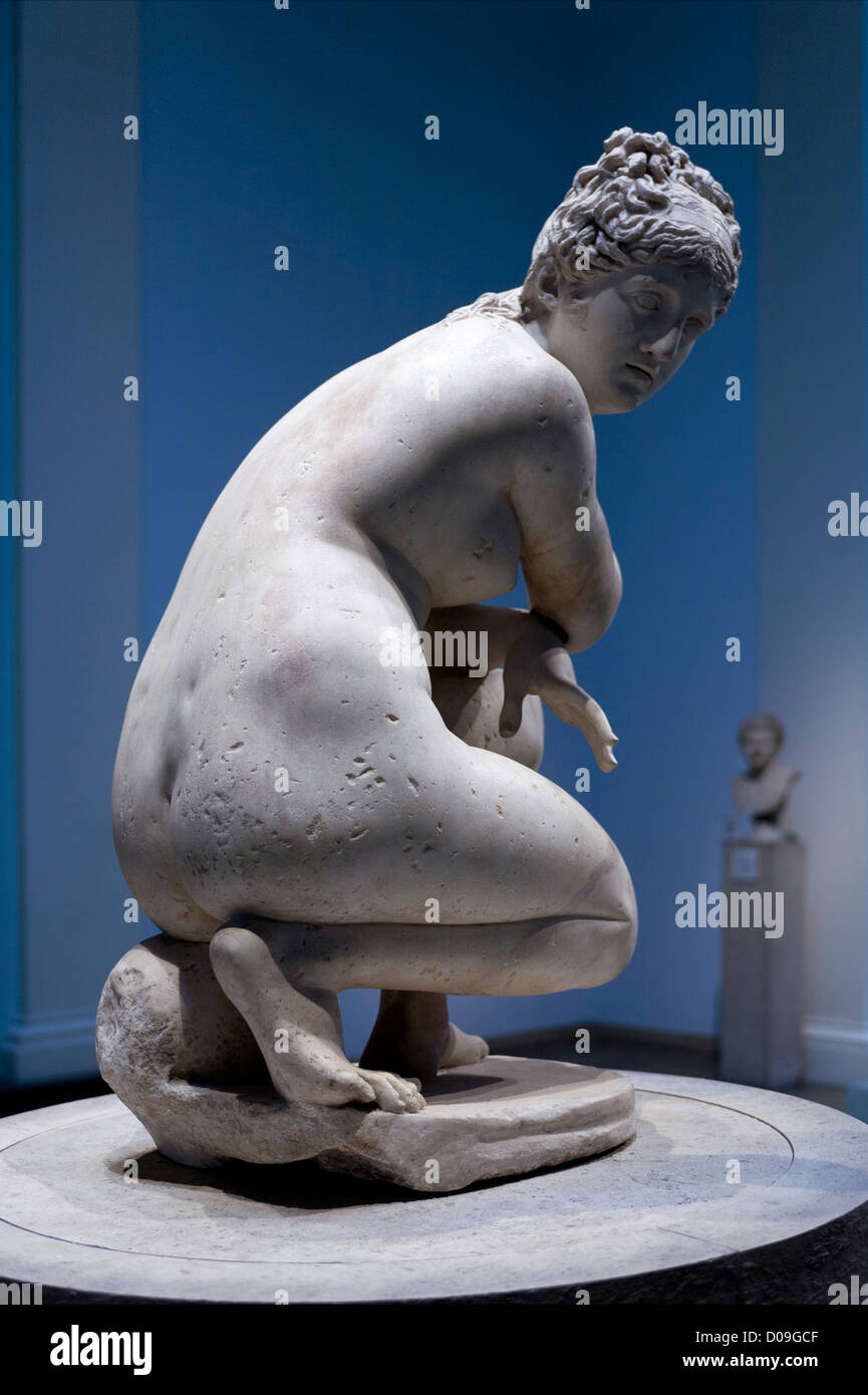 Statue en marbre d'un divertissement Aphrodite accroupie à la baignoire. Une version d'un ...