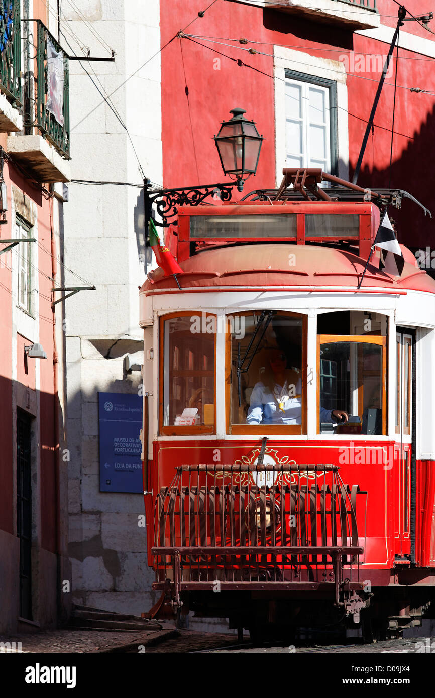 Tram voiture tramway rouge Banque de photographies et d’images à haute ...