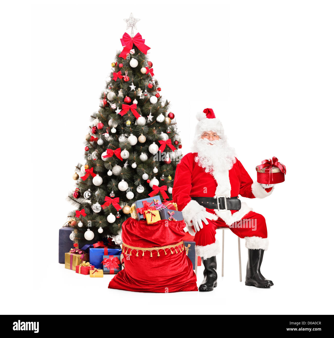 Avec un cadeau du Père Noël assis à côté d'un sac plein de cadeaux ...