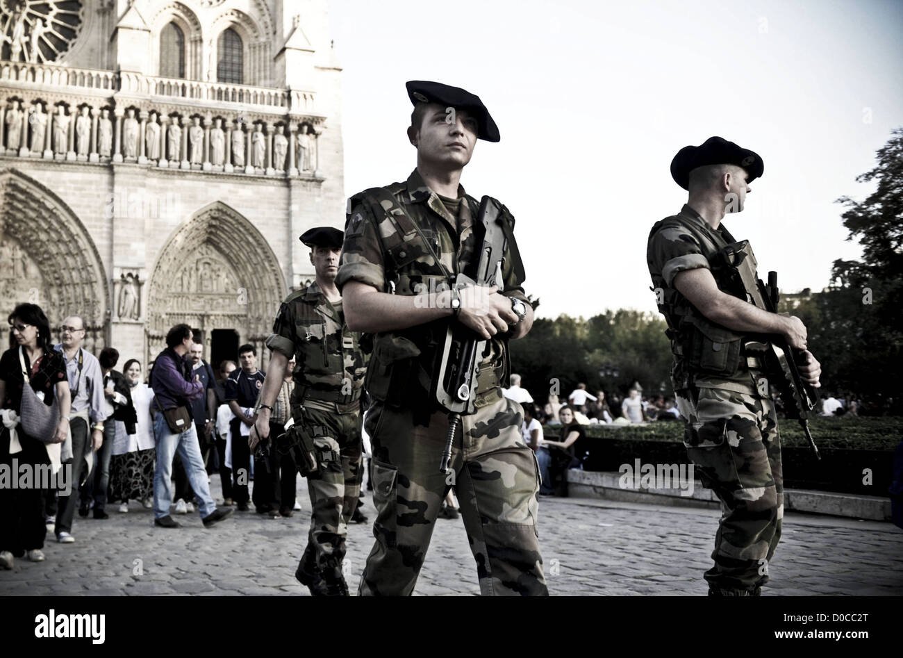 L'armée française patrouille de policiers en face de la cathédrale ...