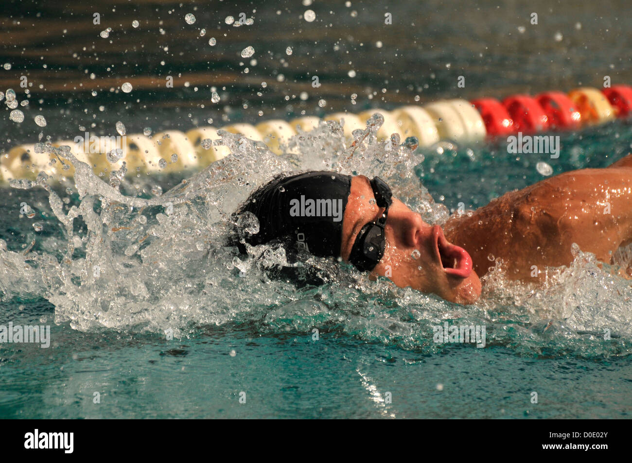 Un 17-year-old high school senior participe à l'équipe de natation ...