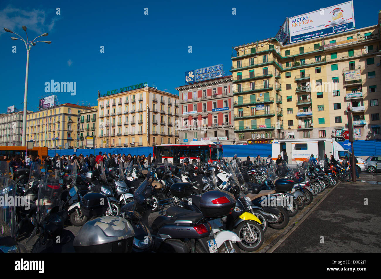 Scooters stationnés devant la gare centrale de Piazza Garibaldi square ...