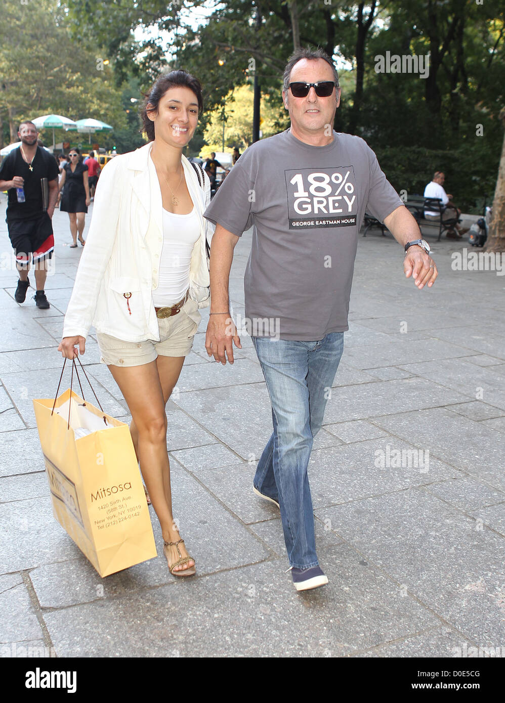 Jean Reno et sa femme Zofia Borucka out walking in Manhattan New York ...