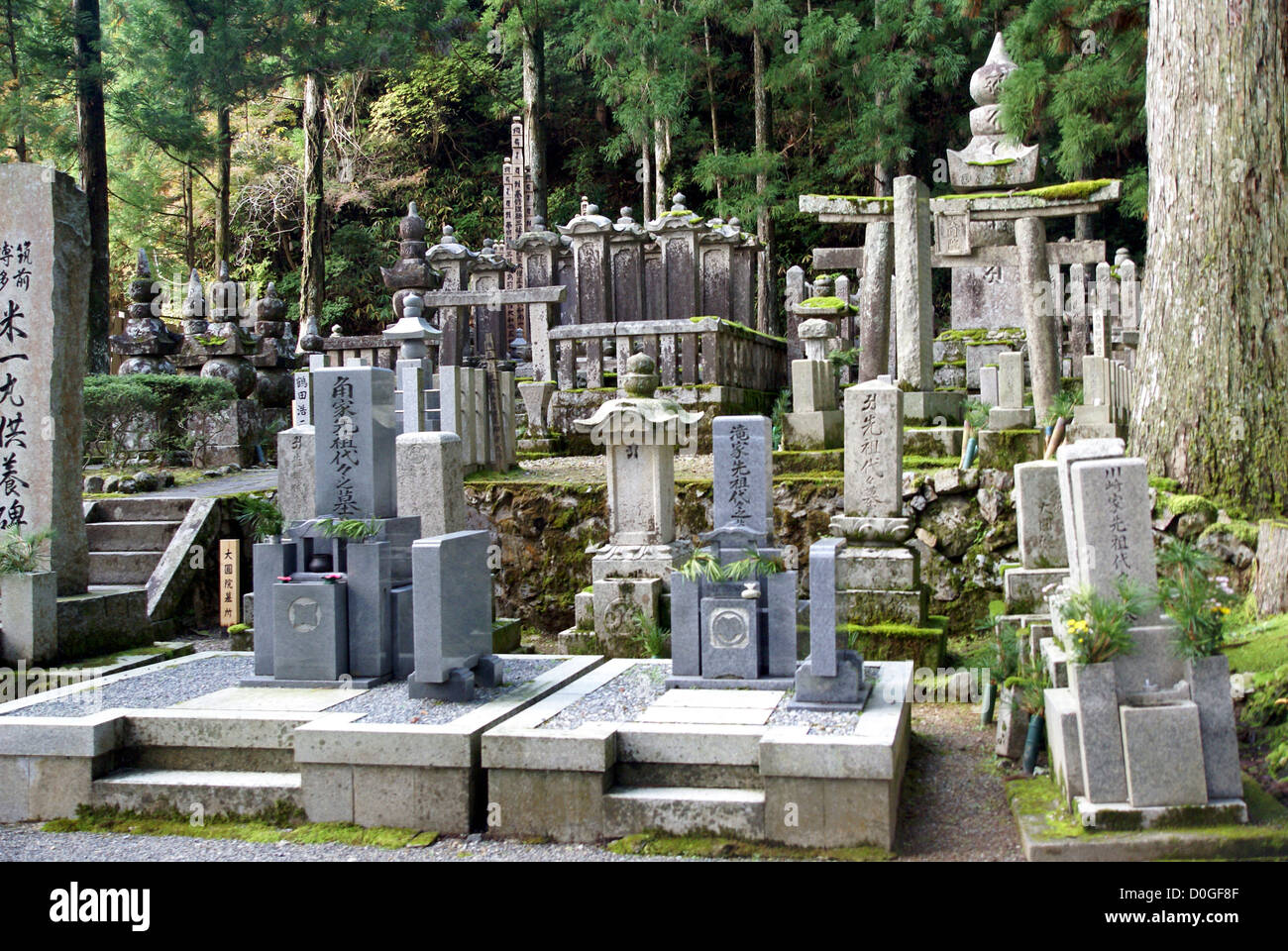Koya san cemetery Banque de photographies et d’images à haute ...